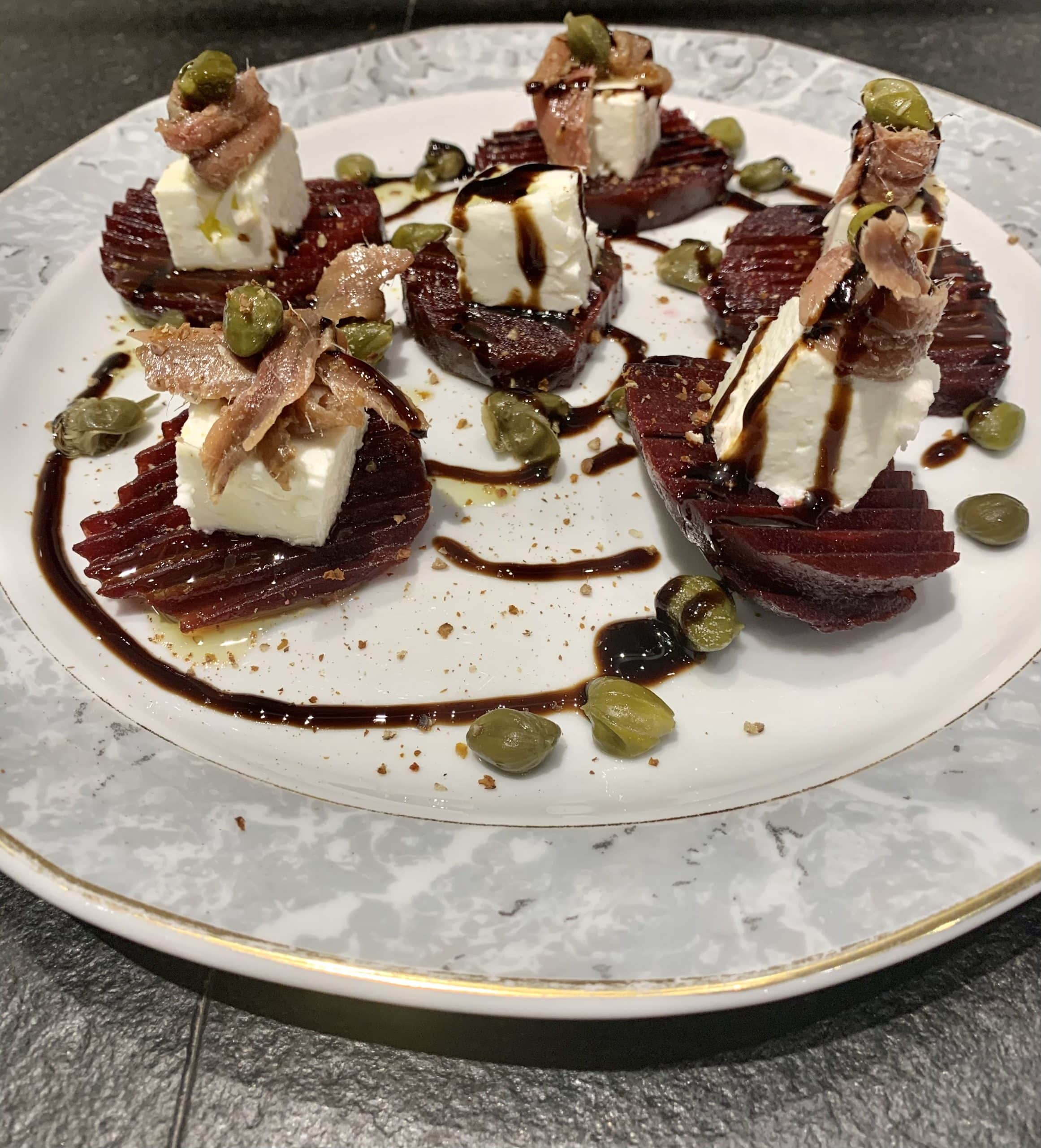 Rote Bete mit Sardelle und Kapern auf Schafskäse, lecker!