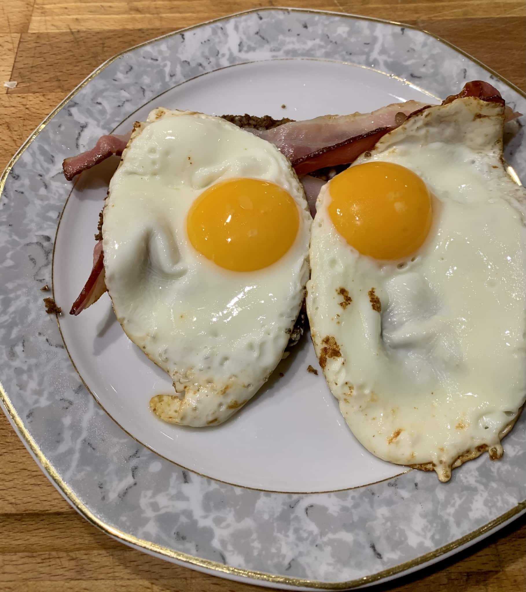 Spiegelei mit Bacon, der Klassiker zum herzhaften Frühstück.