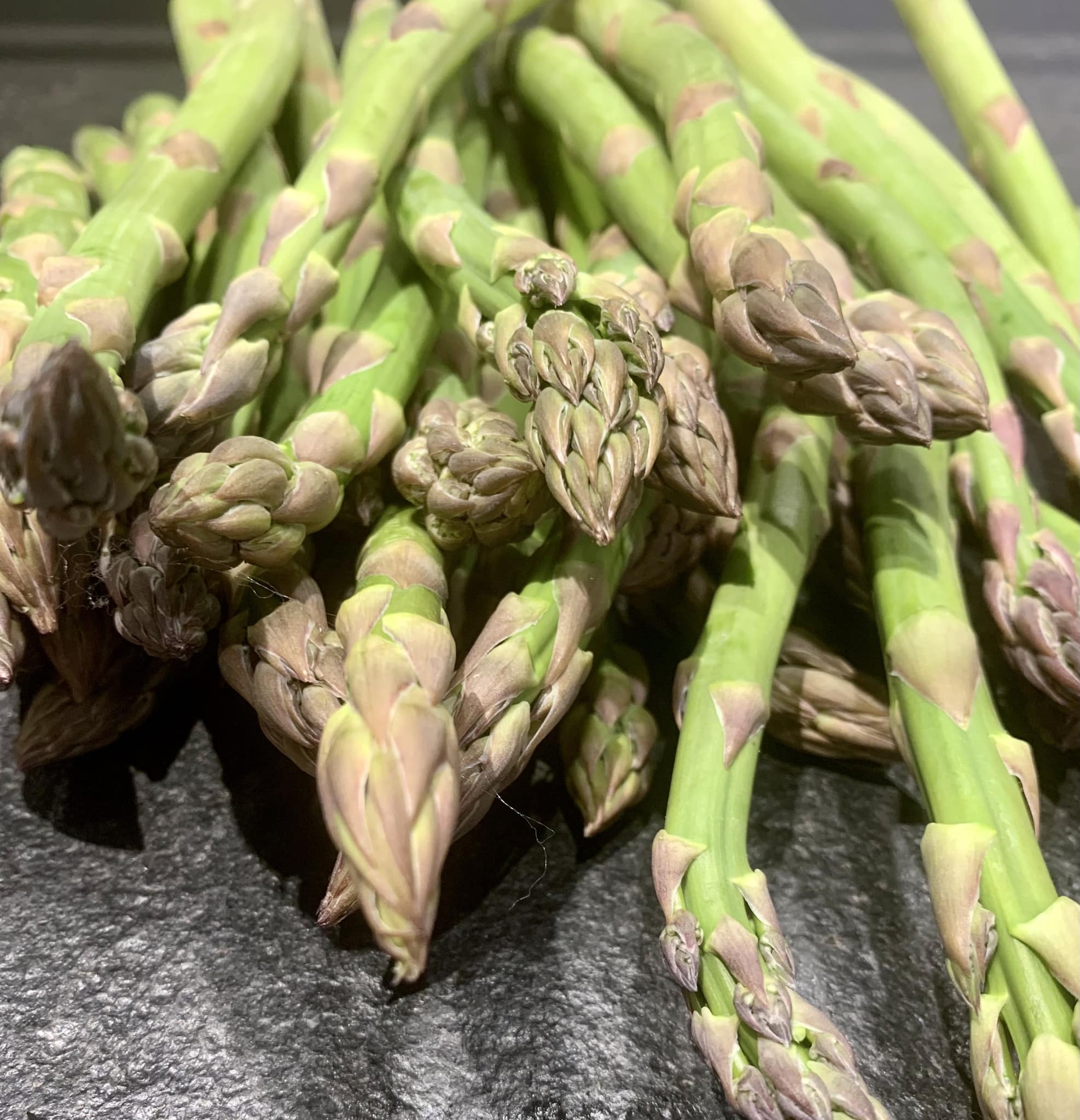 Grüner Spargel mit Kartoffeln und Sauce Hollandaise.