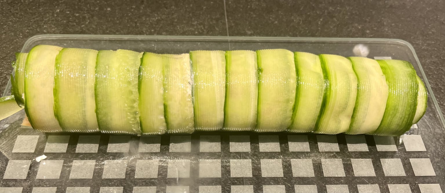 Gurken Rollup mit Parmaschinken und Rucola