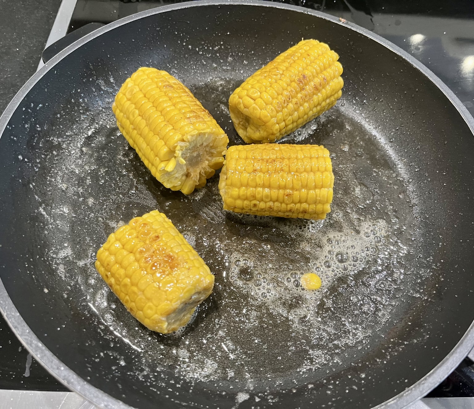 Gebratene Maiskolben für den perfekten Grillabend