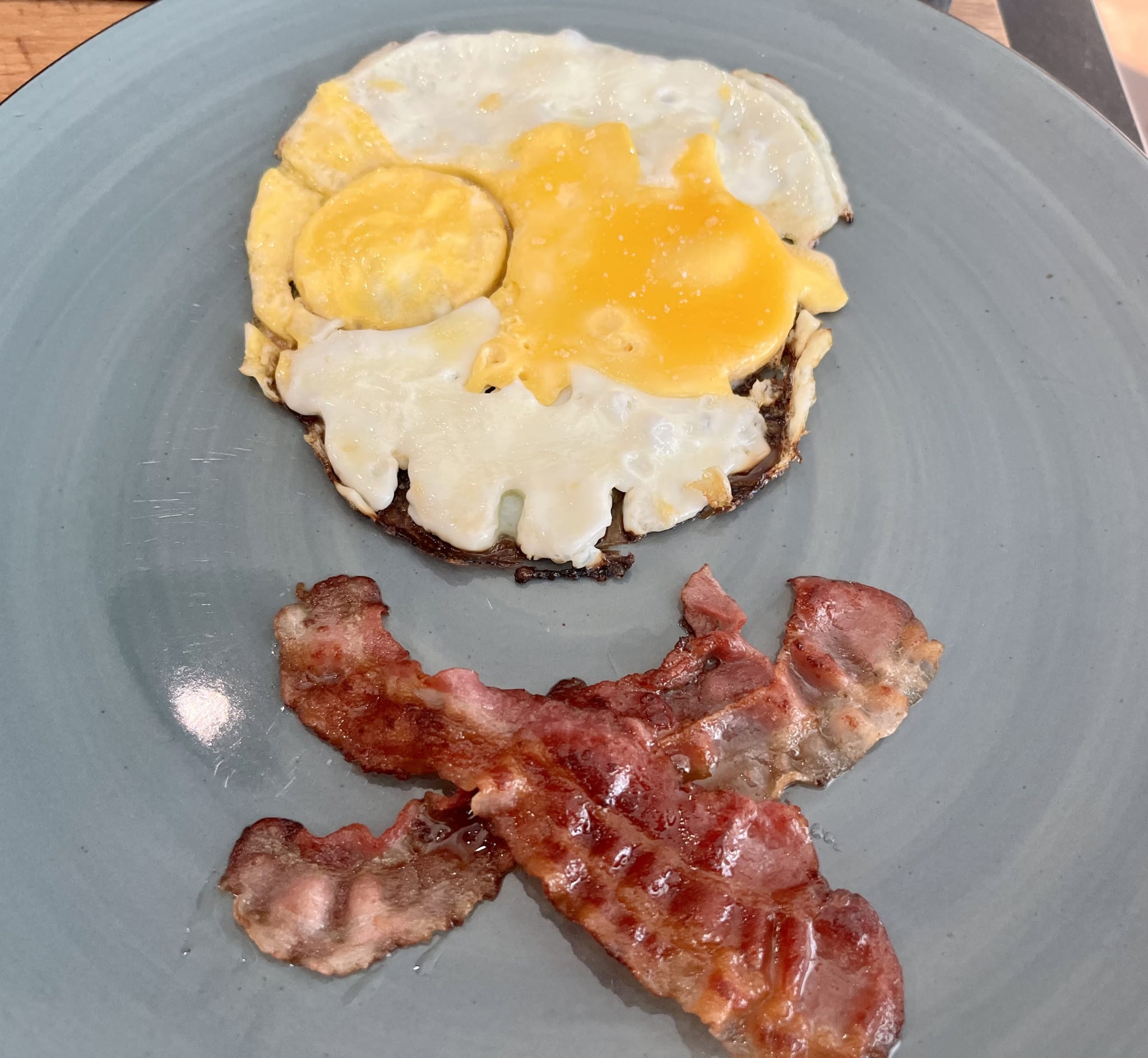 Spiegelei mit Bacon, der Klassiker zum herzhaften Frühstück.