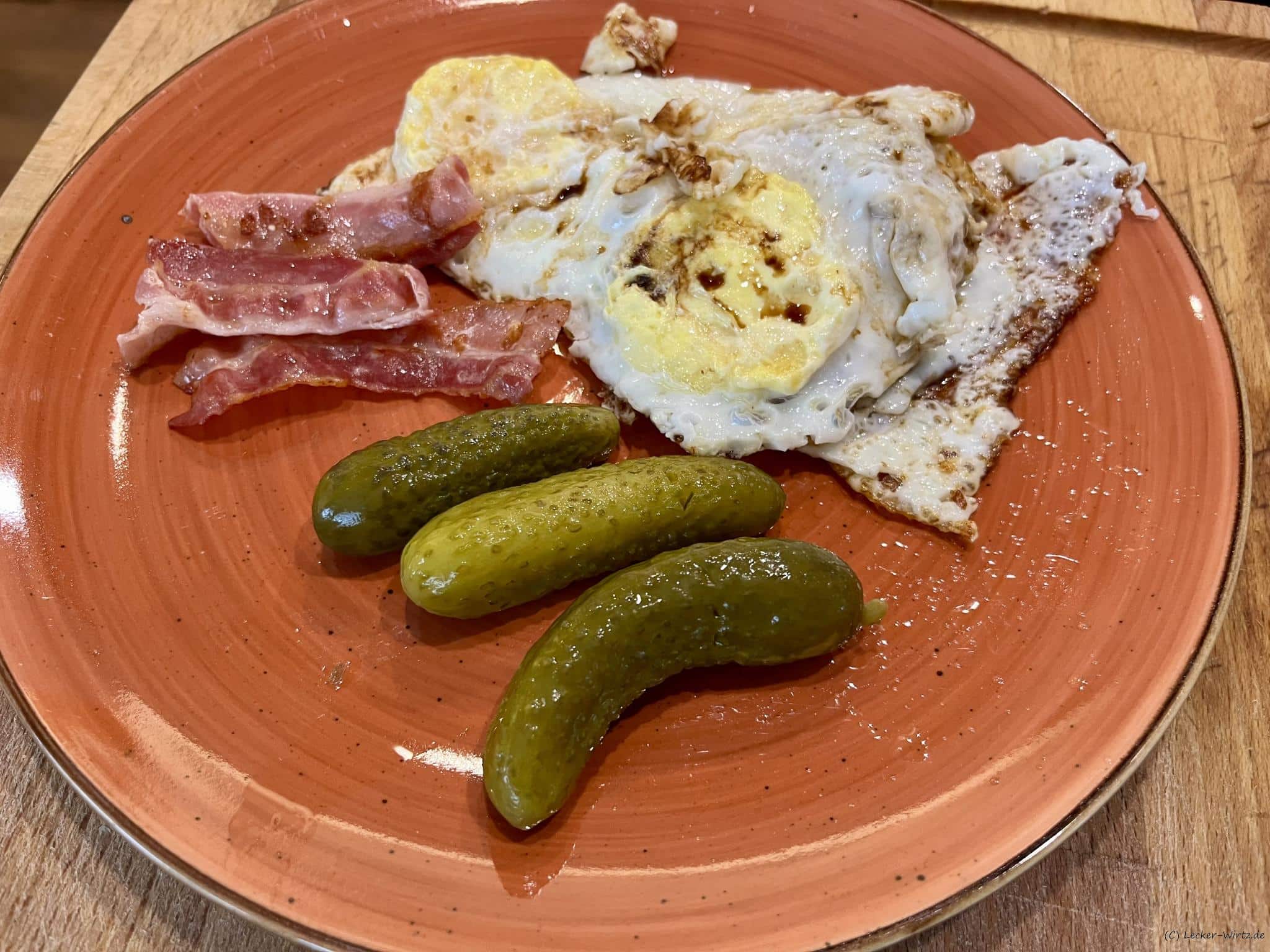 Spiegelei mit Bacon, der Klassiker zum herzhaften Frühstück.