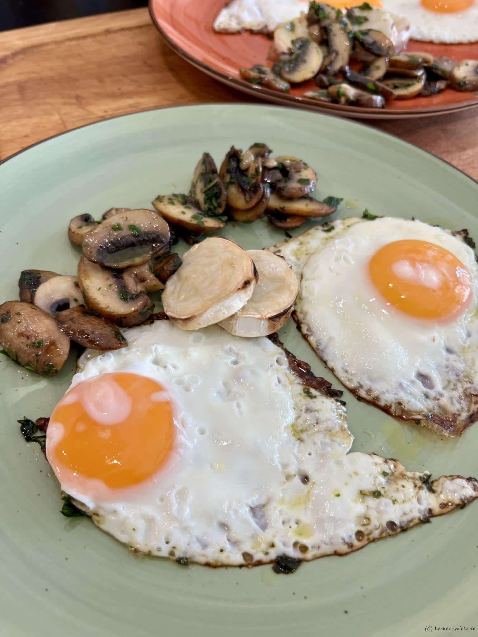 Spiegelei mit gebratenen Champignons